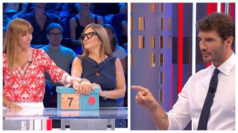 Gioco Idiota Cosa Sussurrano Michela E La Sorella Quando Aprono Il