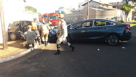 Três pessoas ficam feridas após carros baterem em cruzamento sem