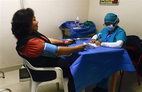 Médicos de EsSalud brindan atención médica a integrantes de los Centros