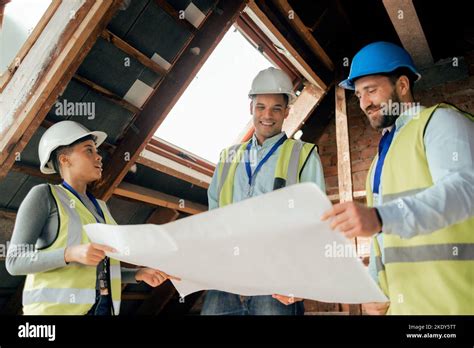 Trabajadores de trabajo en equipo planificación y construcción con
