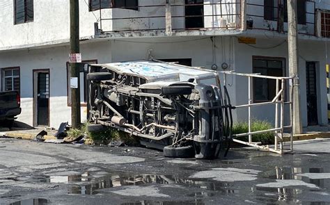 Conductor Que Iba A Exceso De Velocidad Provoca Volcadura En Monterrey