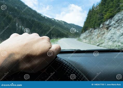 Conducci N Del Coche En El Camino De La Monta A Montenegro En Un Coche
