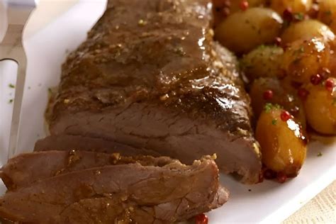 Carne assada na panela de pressão bem macia e suculenta fica uma
