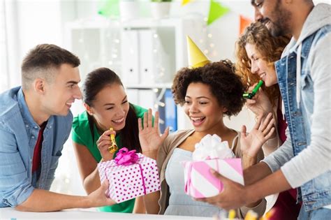 Concepto corporativo de celebración y de personas equipo feliz con