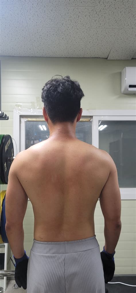 어깨 비대칭 좀 봐주실 분 계실까요 몬스터짐