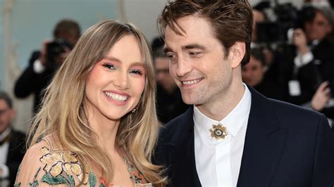 Suki Waterhouse And Robert Pattinson Looked So Cozy On The Met Gala Red