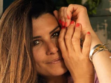 Karine Ferri se dévoile en maillot de bain et c est chaud bouillant