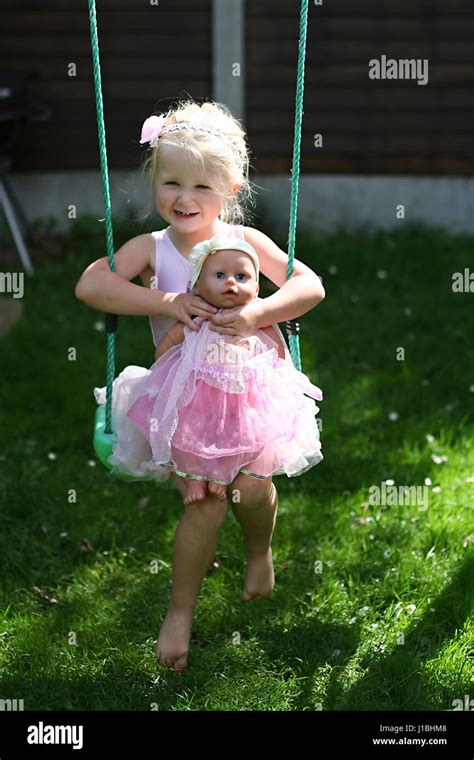 Poup E Enfant Enfants Jouant Banque De Photographies Et Dimages