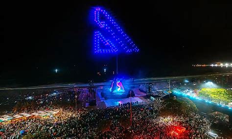 FERVEÇÃO Alok faz show em Copacabana em palco 360º e pirâmide
