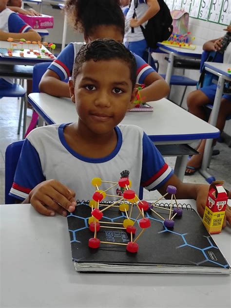 Jujubas e palitos se transformam em figuras geométricas em escola do