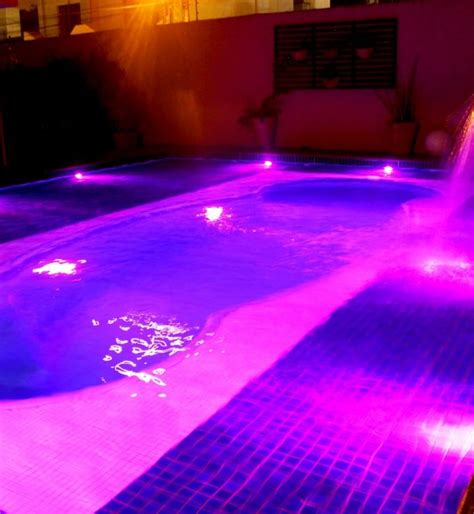 Iluminação LED para piscina Conheça os refletores LED de piscinas