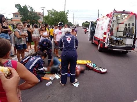 Motociclista é arremessado por metros e fica ferido após tentar manobra