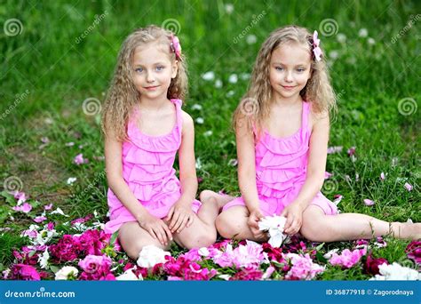 Portret Van Twee Meisjes Stock Foto Image Of Pony Glimlachen 36877918