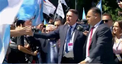 AO VIVO Bolsonaro é ovacionado pelo povão na posse de Milei VÍDEO