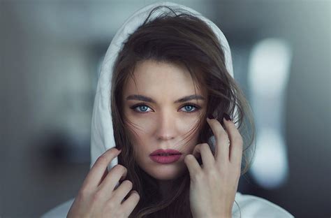 Modelos modelo ojos azules morena cara niña lápiz labial Maria