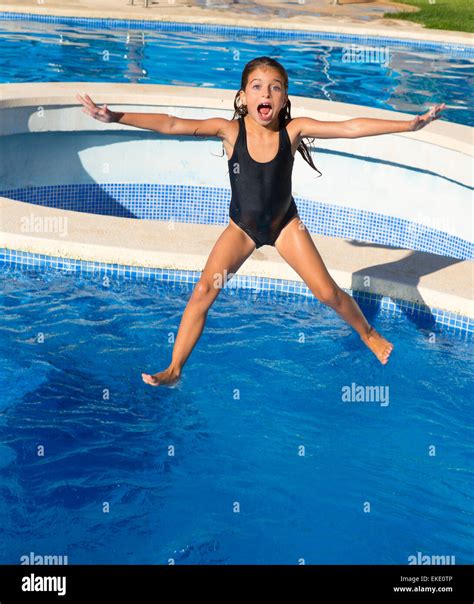 Fille Enfants Sauter La Piscine Bleu Maillot Noir Photo Stock Alamy