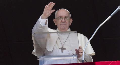 El Papa Francisco dice que padece una inflamación pulmonar y reza el