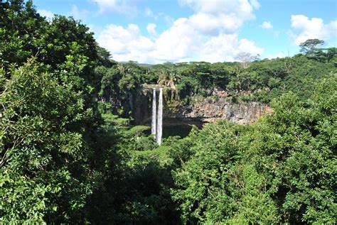 La Terre Des Sept Couleurs La Cascade Et La Rhumerie De Chamarel