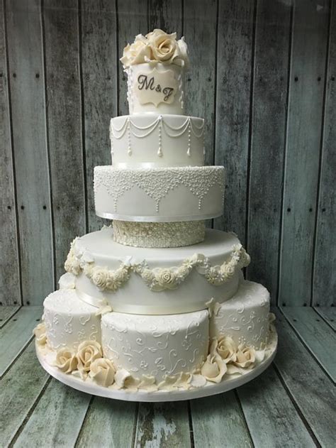 Festive Amazing Cakes Irish Wedding Cakes Based In Dublin Ireland