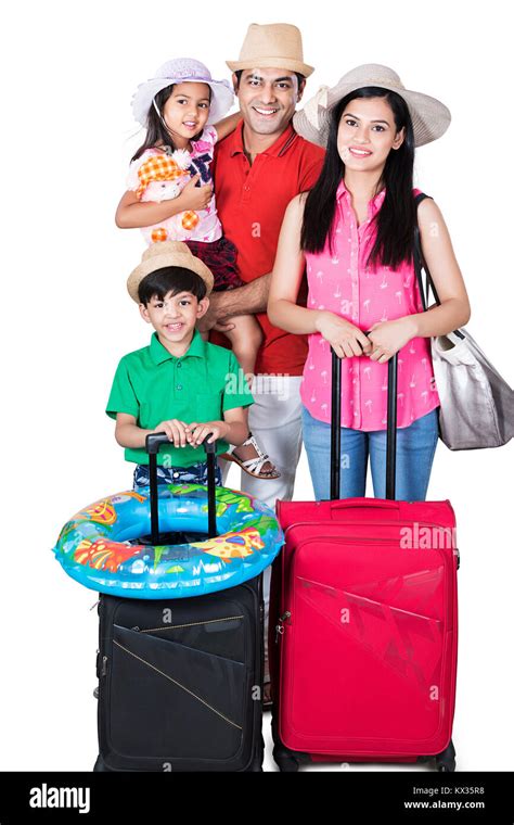 Glückliche Familie Eltern und Kinder mit Gepäck Sommerurlaub