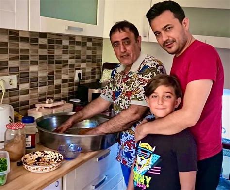 Sanatçı Mahmut Tuncerin oğlu AK Partiden milletvekili aday adayı oldu