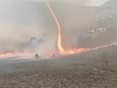 Detik Detik Tornado Api Muncul Di Tengah Kebakaran Gunung Bromo