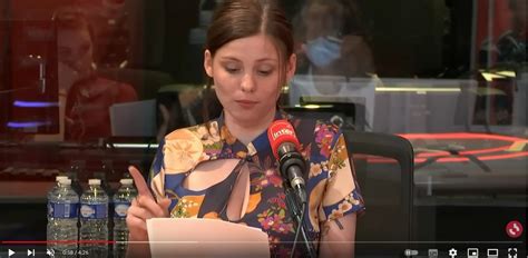 VIDEO Le DÉCOLLETÉ de cette humoriste au gros NIBARD bave sur