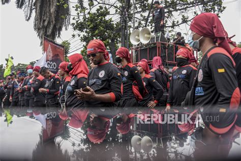 Massa Buruh Bandung Tuntut Kenaikan Upah Tahun 2023 Republika Online