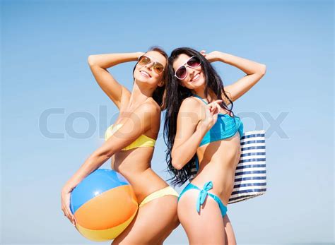 piger med bold på stranden Stock foto Colourbox