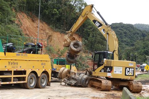 Equipes Continuam Por Buscas De Desaparecidos No Deslizamento Em BR No
