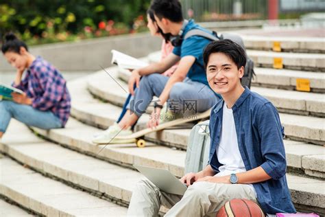 快乐的大学生坐在台阶上学习高清摄影大图 千库网