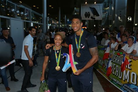 Photo Tony Yoka et sa compagne Estelle Mossely Retour à Paris des
