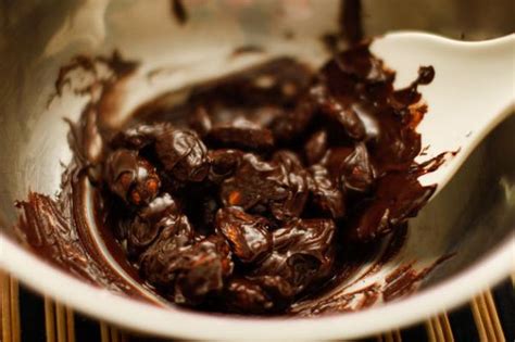 Cómo hacer almendras recubiertas con chocolate
