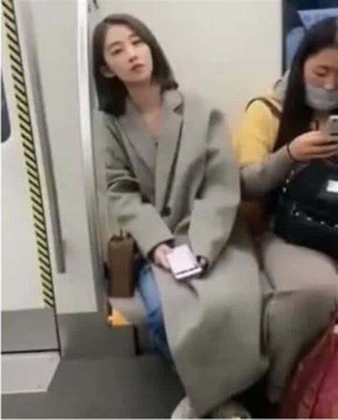 地鐵小姐姐走紅被偷拍依然微笑網友長得悅目就是任性 每日頭條