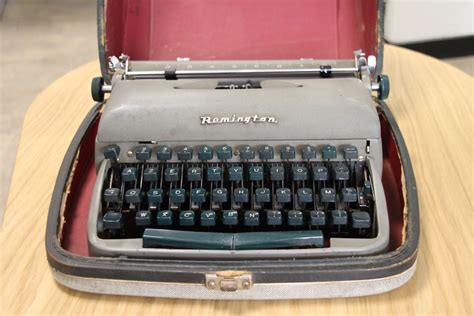 Machine à écrire portable Remington Typewriter datant de 1950 1955
