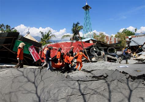 EVAKUASI KORBAN GEMPA DI PETABO PALU SELATAN ANTARA Foto