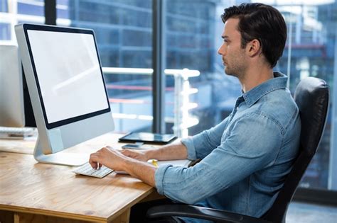 Hombre Trabajando En Pc De Escritorio Foto Premium