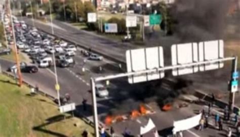 Caos de tránsito en la Autopista Ricchieri por una protesta de vecinos