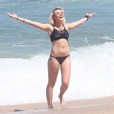 Bruna Linzmeyer mostra boa forma ao gravar de biquíni em praia do Rio