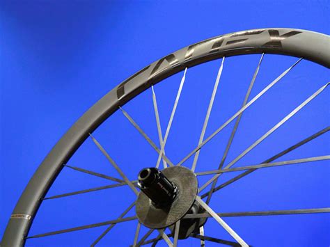 これが当店で提供できる最高のカーボンホイールですCADEX Max 40 Disc Tubeless遂に登場 東大和で自転車をお探し