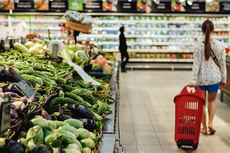Los españoles priorizan frutas y verduras en su cesta de la compra y