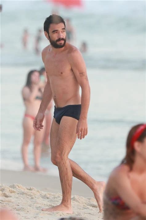 Caio Blat Ostenta Volume Na Sunga Durante Banho No Mar