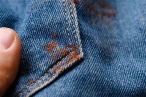 Como tirar ferrugem de calça jeans usando o que você tem em casa sem