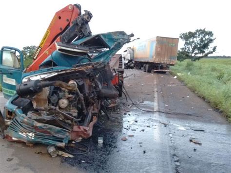 G1 Batida entre carreta e caminhão deixa dois mortos na BR 153 no sul