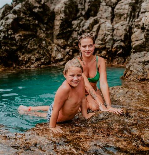 Mãe do filho de Neymar Carol Dantas rebate comentários sobre possível
