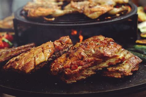 El Chef Está Cocinando La Carne a La Parrilla Carnes Y Pollos De Oro