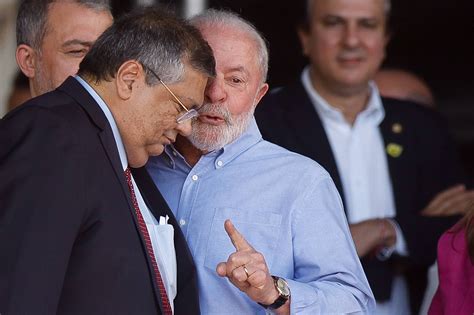Lula se irrita Dino após operação da PF ofuscar PAC 16 08 2023