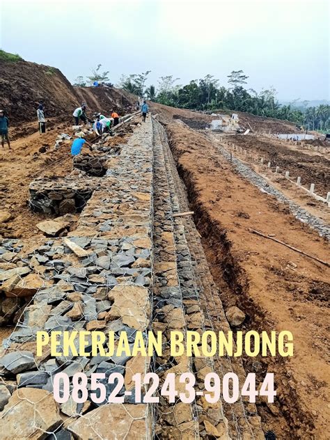 Pemasangan Batu Bronjong Penahan Tanah