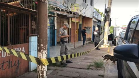 Mulher é morta a facadas e corpo é decapitado pelo companheiro em