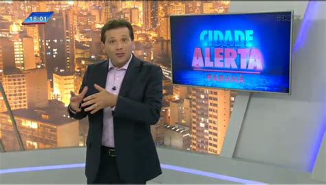 Apresentador do Cidade Alerta destrói cenário do programa na Record